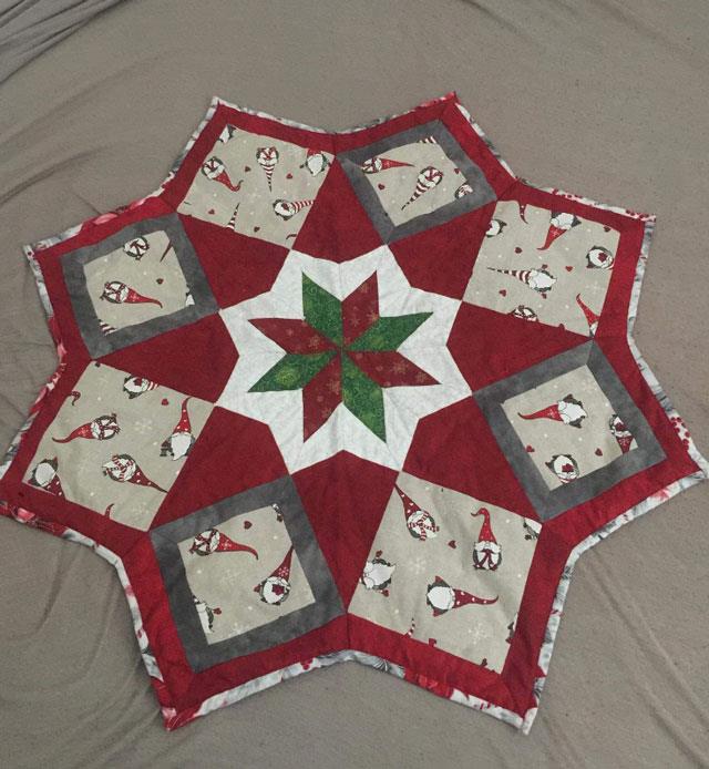 Mønster til Andrea Juletrætæppe som måler 94 x 94 cm