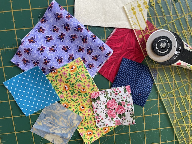 Patchworktæpper opdelt i de figurer de er syet i.