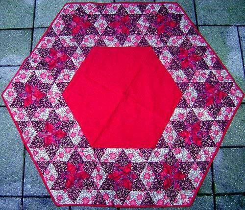 Mønster til Majbrit Juletræstæppe Med 12 Stjerner som måler 120 x 130 cm.